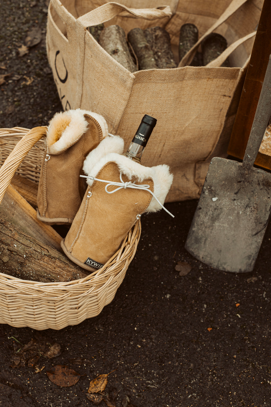 Home - KYWIE cooler. A wine chiller made of sheepskin. 100% natural.