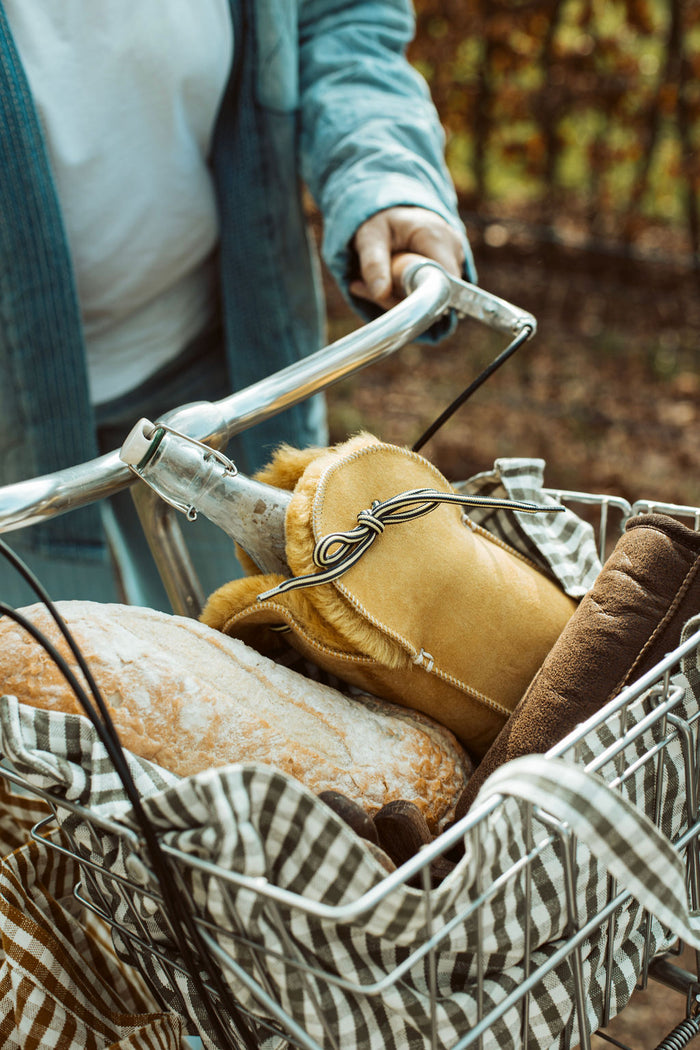 Home - KYWIE cooler. A wine chiller made of sheepskin. 100% natural.